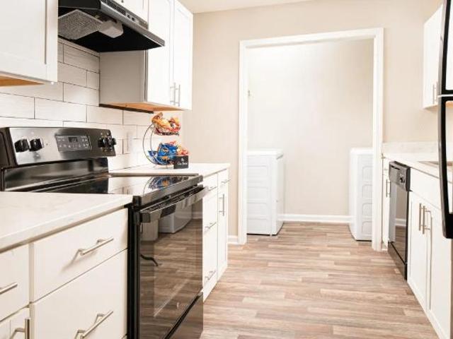 3 Br, 2 bath, Apartment 5551 Shaw Rd