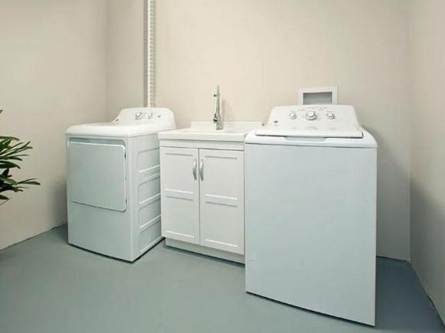 3 Br, 2 bath, Apartment 560 Waverly St N
