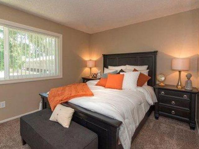3 Br, 2 bath, Apartment 6058 Riverside Blvd