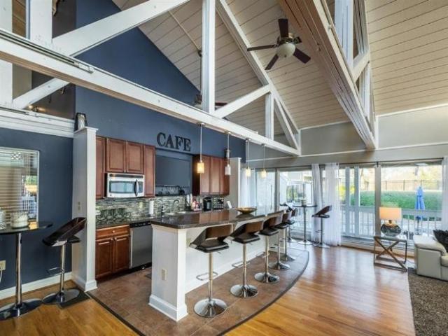 3 Br, 2 bath, Apartment 6060 Reserve Drive