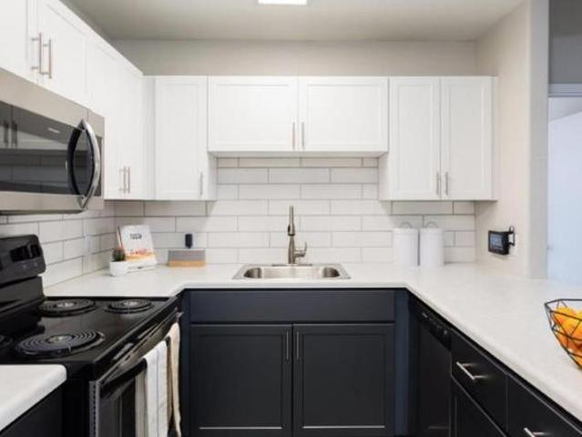 3 Br, 2 bath, Apartment 6161 W McDowell Rd