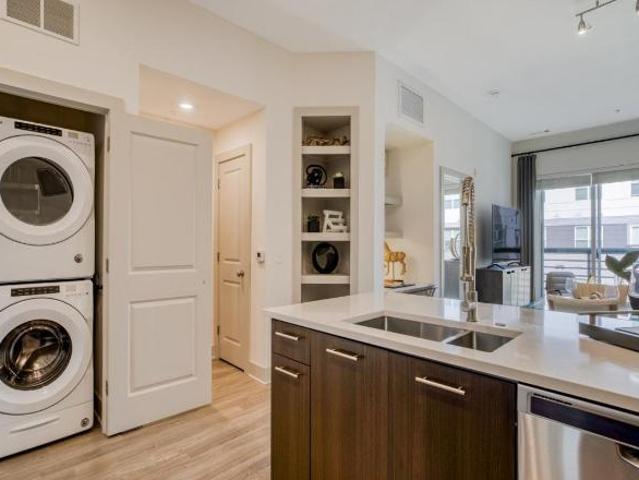 3 Br, 2 bath, Apartment 61 Locust Street