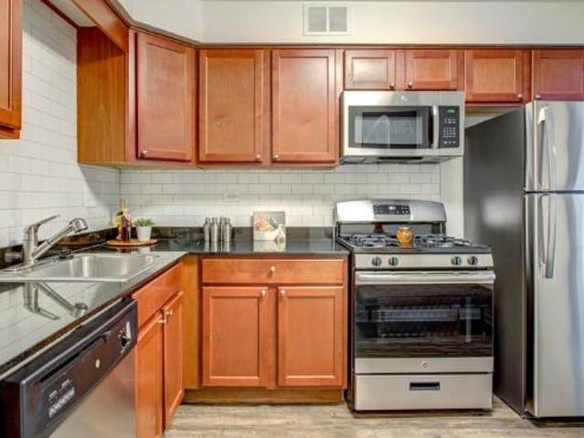 3 Br, 2 bath, Apartment 624 Sheridan Rd