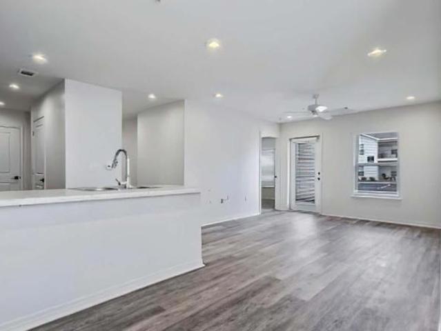 3 Br, 2 bath, Apartment 6201 Bienville Blvd