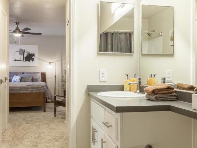 3 Br, 2 bath, Apartment 6350 Eubank Blvd NE