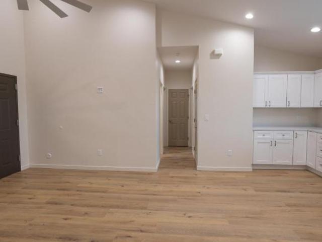 3 Br, 2 bath, Apartment 725 W 6th S St