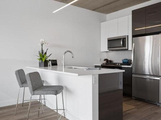 3 Br, 2 bath, Apartment 734 W Sheridan Rd