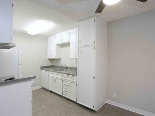 3 Br, 2 bath, Apartment 7400 Parkway Dr