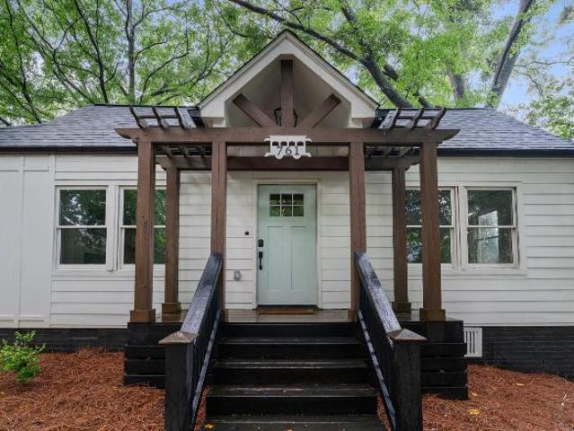 3 Br, 2 bath, Apartment 761 Palatine Ave SE