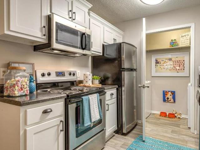 3 Br, 2 bath, Apartment 7927 St Ives Rd