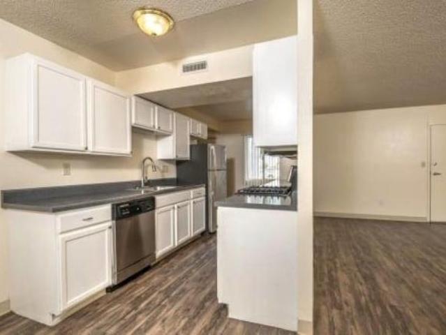3 Br, 2 bath, Apartment 800 N Lenzner Ave