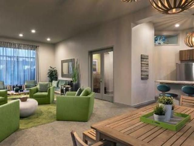 3 Br, 2 bath, Apartment 800 W Queen Creek Rd