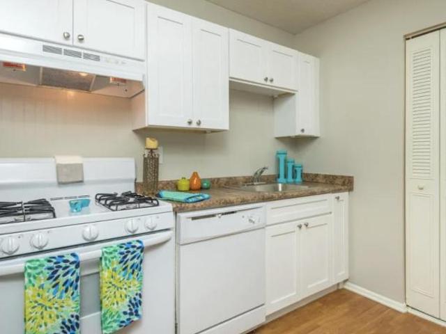 3 Br, 2 bath, Apartment 835 Navaho Dr