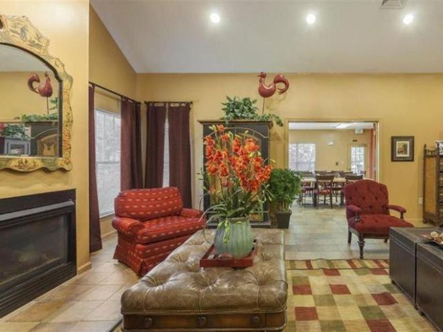 3 Br, 2 bath, Apartment 8 Gatehouse Ln