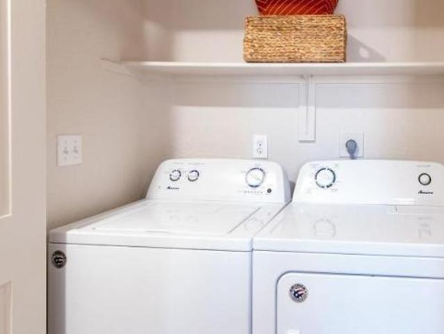 3 Br, 2 bath, Apartment 900 N Rural Rd