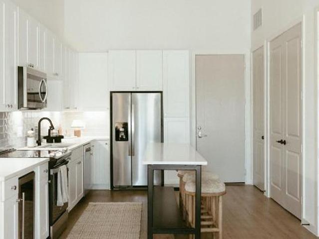 3 Br, 2 bath, Apartment 900 E Colorado Blvd