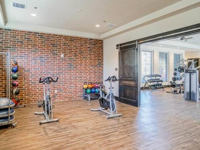 3 Br, 2 bath, Apartment 9100 San Mateo Blvd