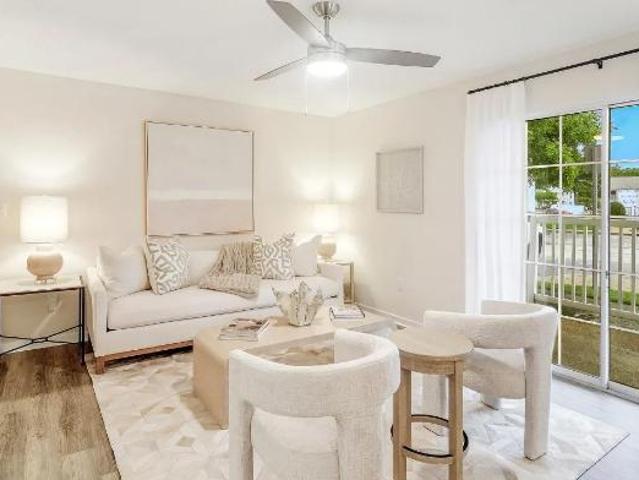 3 Br, 2 bath, Apartment 9305 State Line Rd