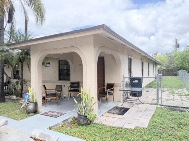 3 Br, 2 bath, Apartment 944 NW 14th St