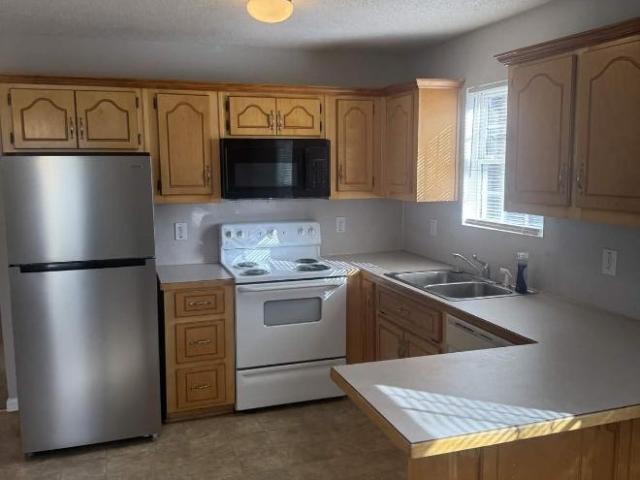 3 Br, 2 bath, Condo 40 Hanna Dr