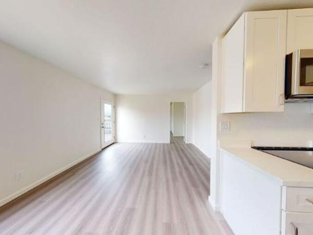 3 Br, 2 bath, Condo 410 Evelyn Ave