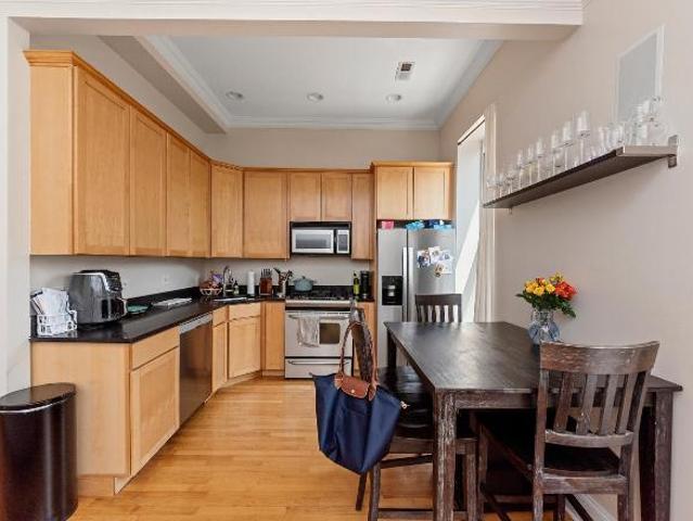 3 Br, 2 bath, Condo 456 West Armitage