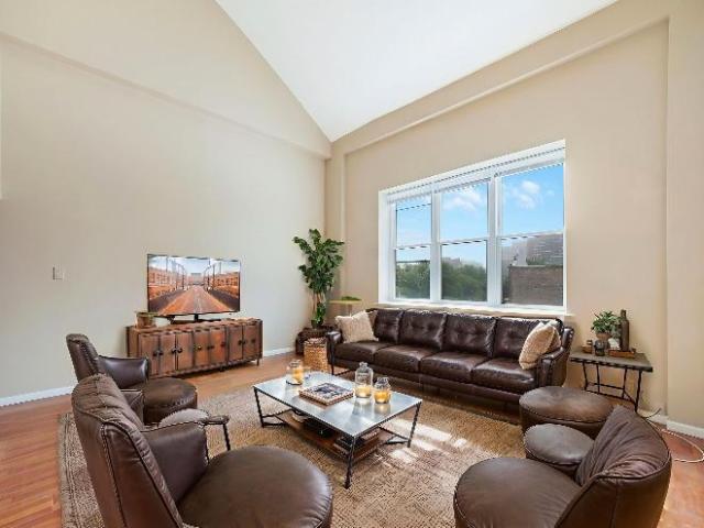 3 Br, 2 bath, Condo 4942 N Sheridan Rd