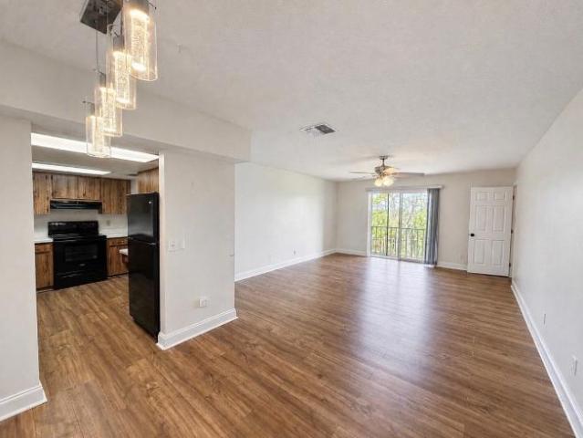 3 Br, 2 bath, Condo 5541 Bay Blvd