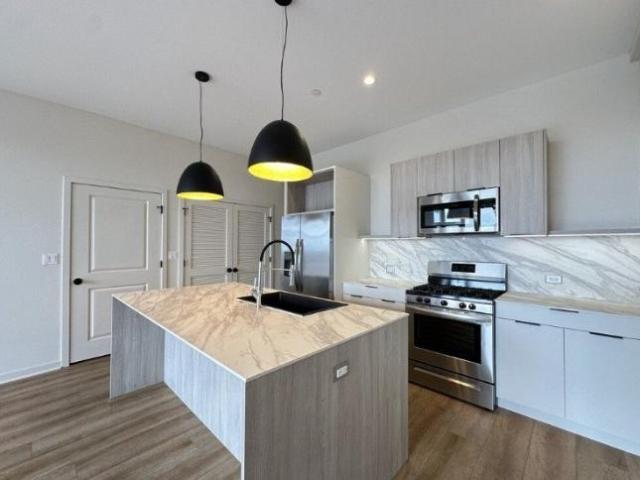 3 Br, 2 bath, Condo 6340 W Belmont
