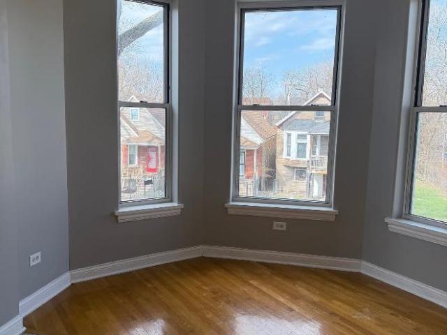3 Br, 2 bath, Condo 6409 S Rhodes Ave