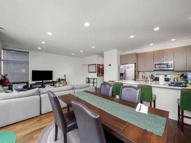 3 Br, 2 bath, Condo 645 N Green St
