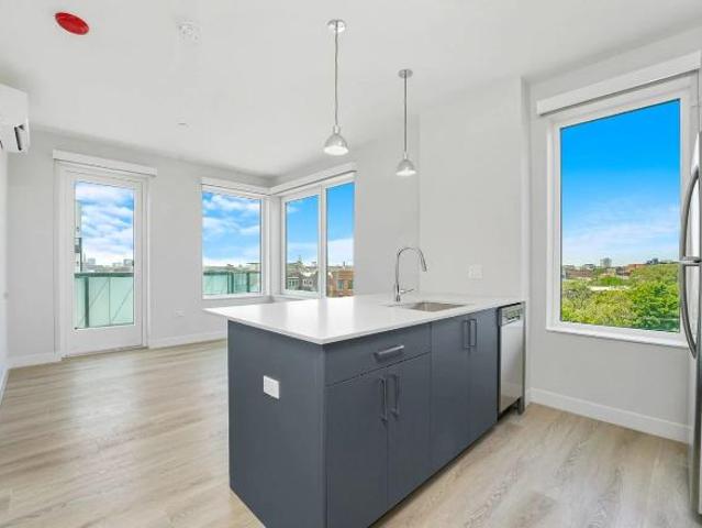 3 Br, 2 bath, Condo 680 N May St
