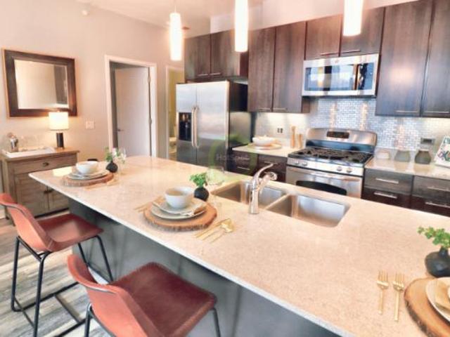 3 Br, 2 bath, Condo 697 N Kingsbury