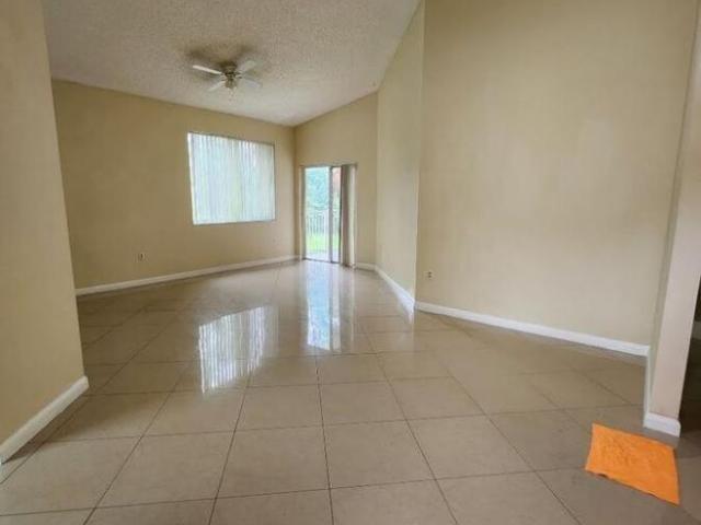 3 Br, 2 bath, Condo 6992 Sw 39 St