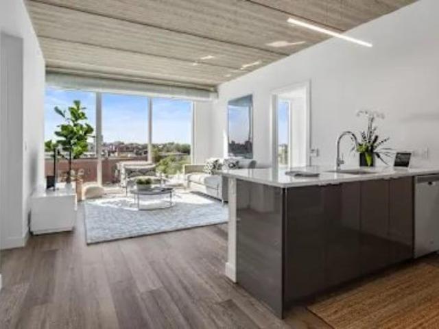 3 Br, 2 bath, Condo 724 W Sheridan Rd