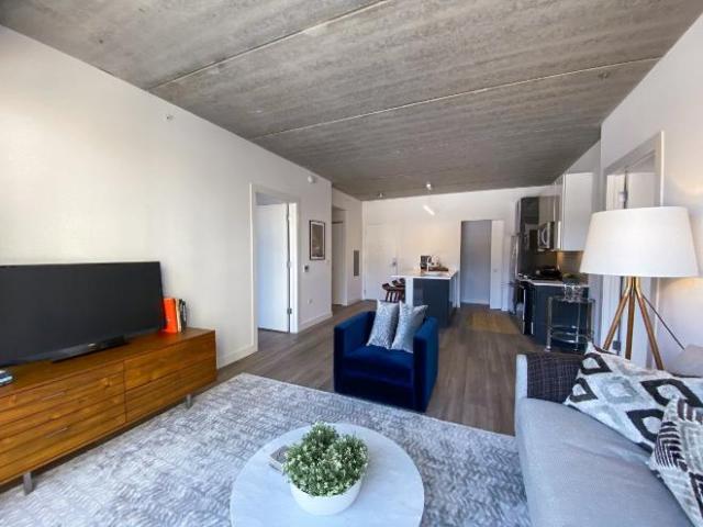 3 Br, 2 bath, Condo 750 W Sheridan