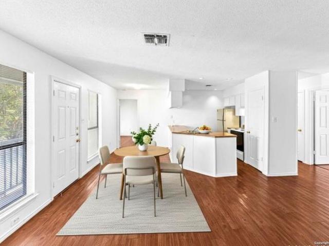 3 Br, 2 bath, Condo 7568 Windsor Oaks