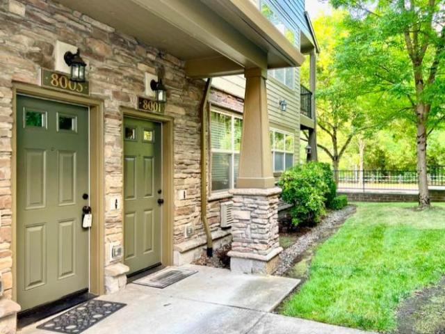 3 Br, 2 bath, Condo 8005 NE Rockne Way
