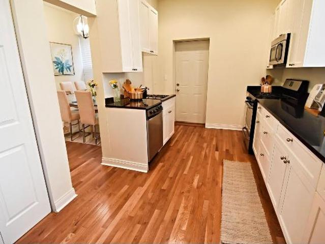 3 Br, 2 bath, Condo 800 W Belmont