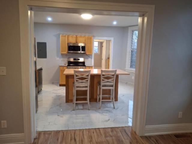 3 Br, 2 bath, Condo 805 Ridgeway Ave
