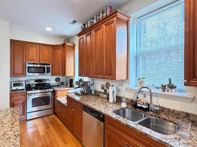 3 Br, 2 bath, Condo 823 W Lawrence Ave
