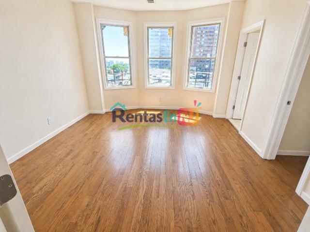 3 Br, 2 bath, Condo 85 Littleton Ave