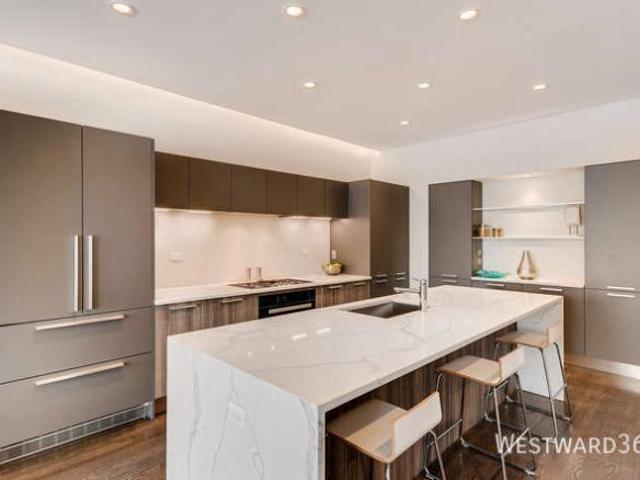 3 Br, 2 bath, Condo 880 N Milwaukee