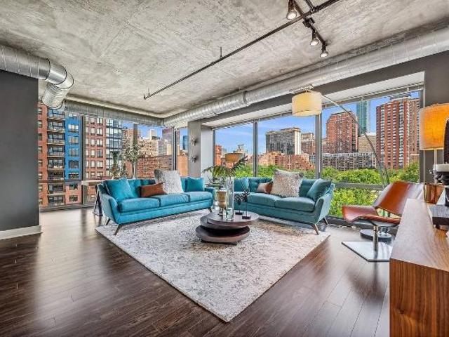 3 Br, 2 bath, Condo 910 S Clark St
