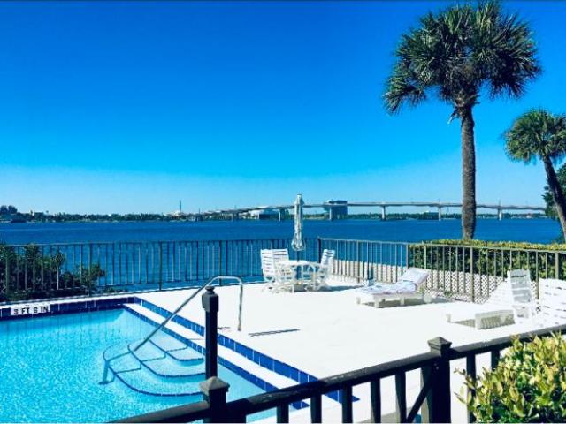 3 Br, 2 bath, Condo 944 S Peninsula Drive