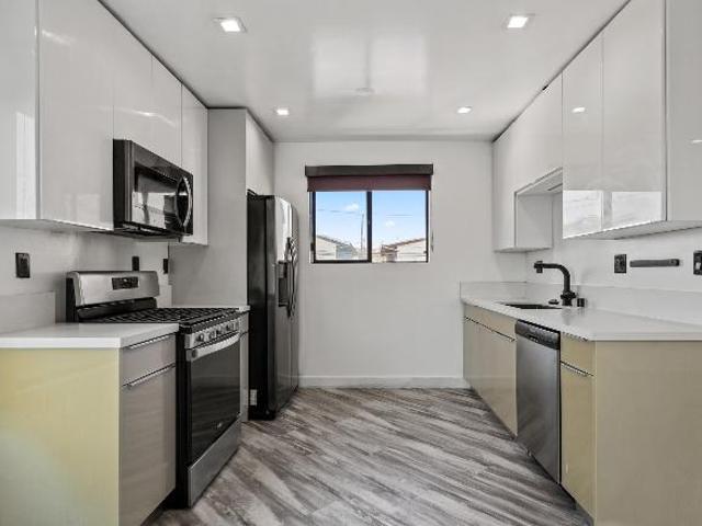 3 Br, 2 bath, Condo 955 Oxford Ave