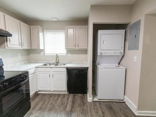 3 Br, 2 bath, Condo 1000 East Main St