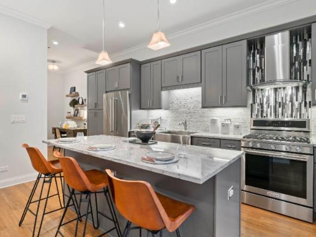 3 Br, 2 bath, Condo 1045 West Monroe