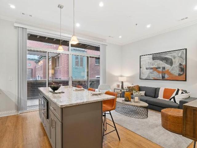 3 Br, 2 bath, Condo 1060 W Monroe St