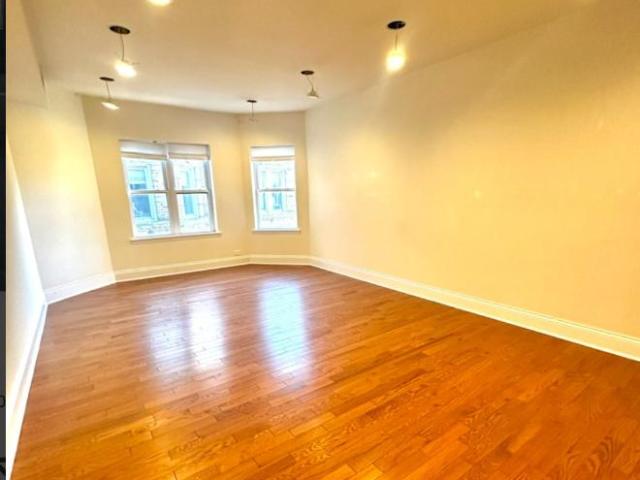 3 Br, 2 bath, Condo 1155 W Lunt